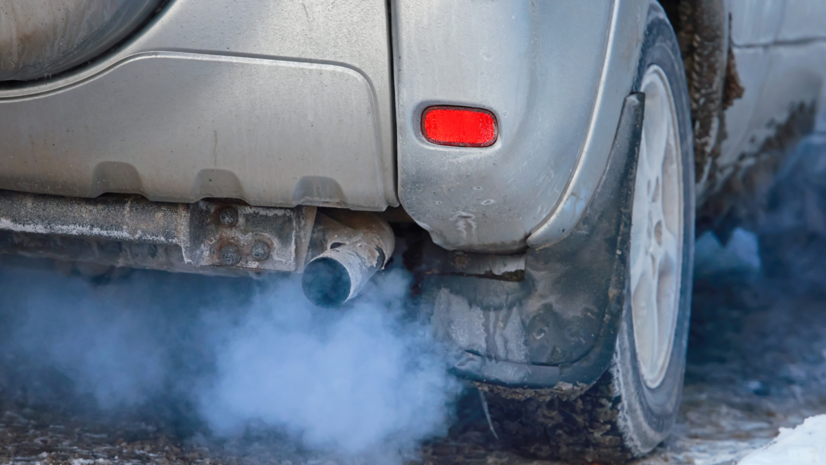 Humo azul del tubo de escape: ¿Por qué se produce y cómo limpiarlo ...
